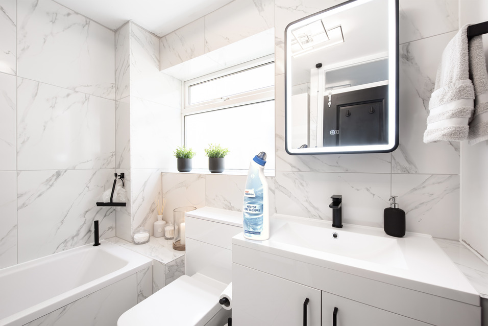 Amcor Unveils Ultra-Lightweight, Sustainable Closure with Bold Shelf ...